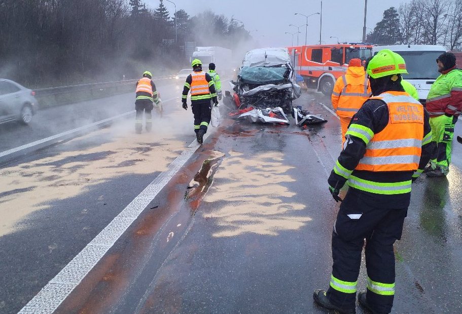 VIDEO: Tragická nehoda na D1: Po nárazu dodávky do kamionu na místě ...