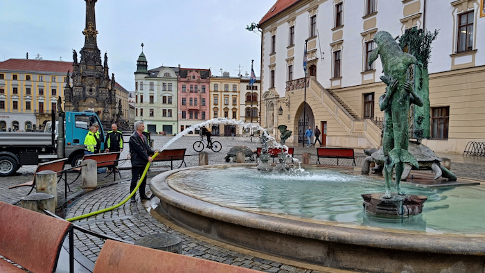 Památkovou kašnu si valchář spletl s prádelnou